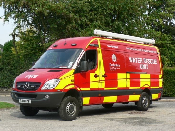 Fire Engines Photos - Derbyshire FRS Water Rescue Unit Mercedes