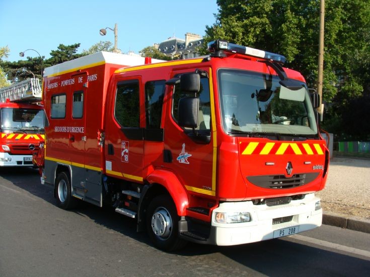 Fire Engines Photos - Renault Pumper Paris PS 208