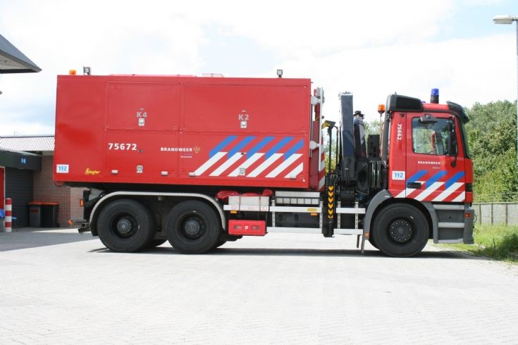 Fire Engines Photos - Prime mover Mercedes and Rescue pod.