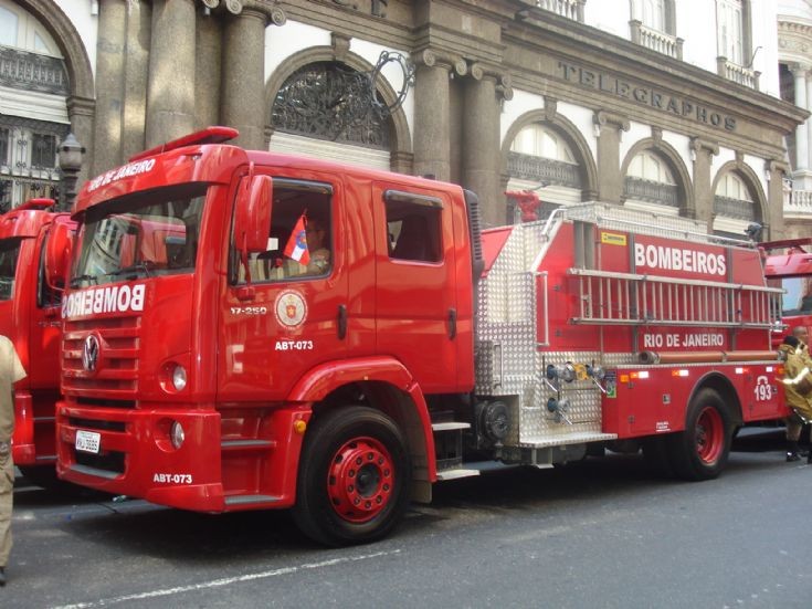 Fire Engines Photos - Auto bomba Bombeiros Rio Janeiro Brasil