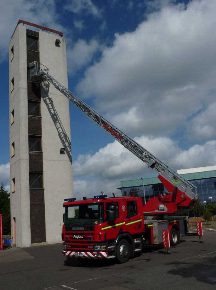 Fire Engines Photos - Crewe Toll TL Scania Metz