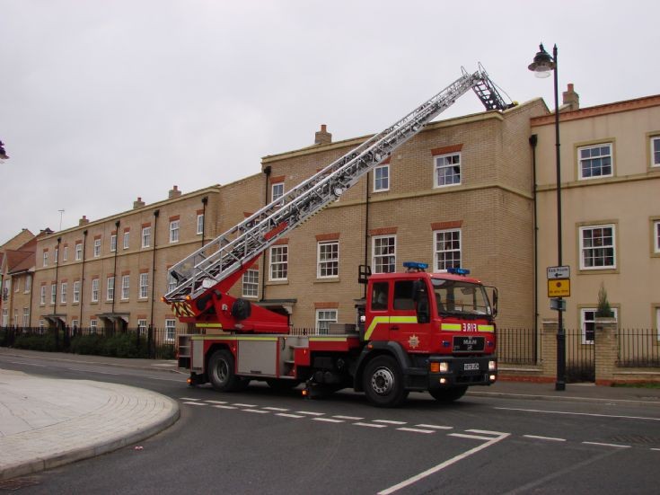 Fire Engines Photos - Cambridge TL- V879UEW