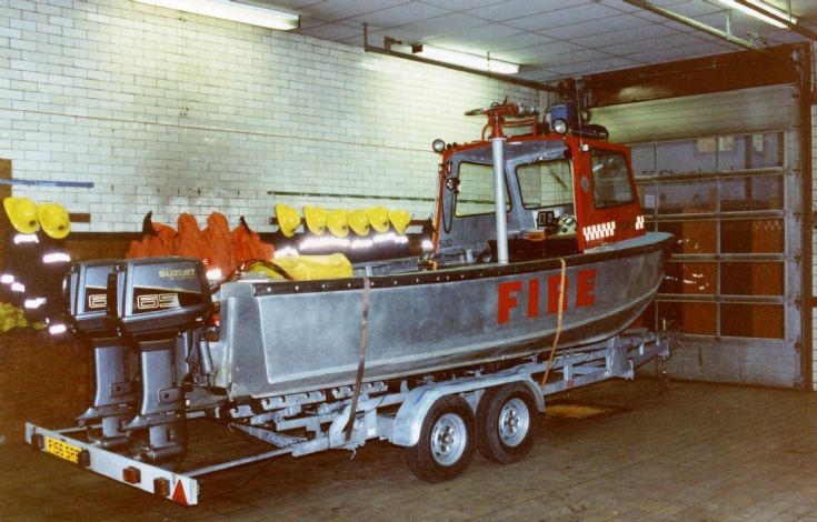 Fire Engines Photos - Tyne & wear Fire Boat Vedra