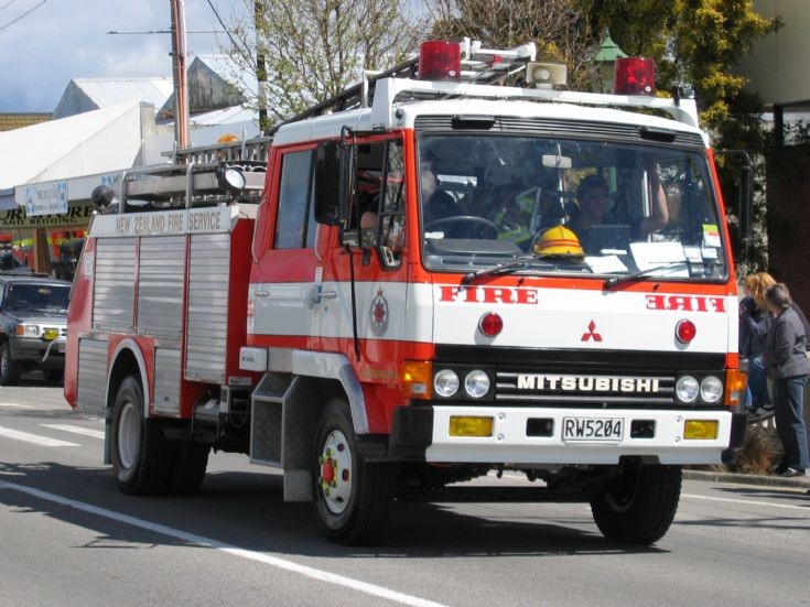 Fire Engines Photos - New Zealand Mitsubishi RW5204
