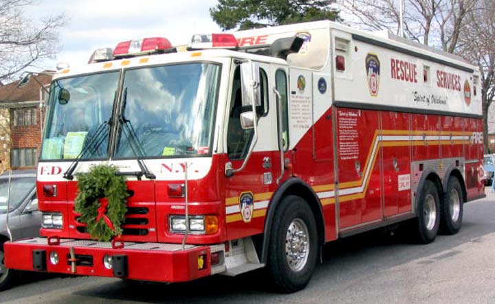 Fire Engines Photos - FDNY Saulsbury rescue rig
