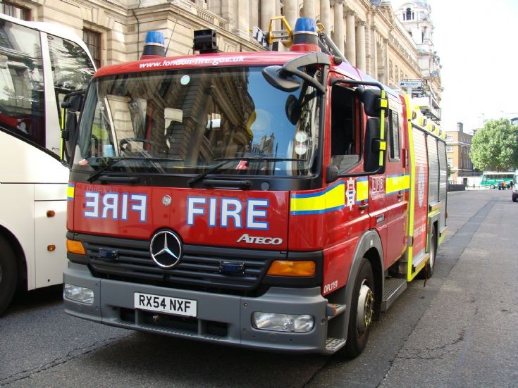 Fire Engines Photos - MB Pumper LFB RX54 NXF