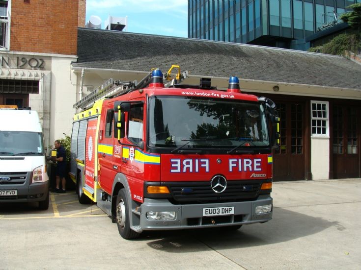 Fire Engines Photos - MB Pumper LFB EU03 DHP