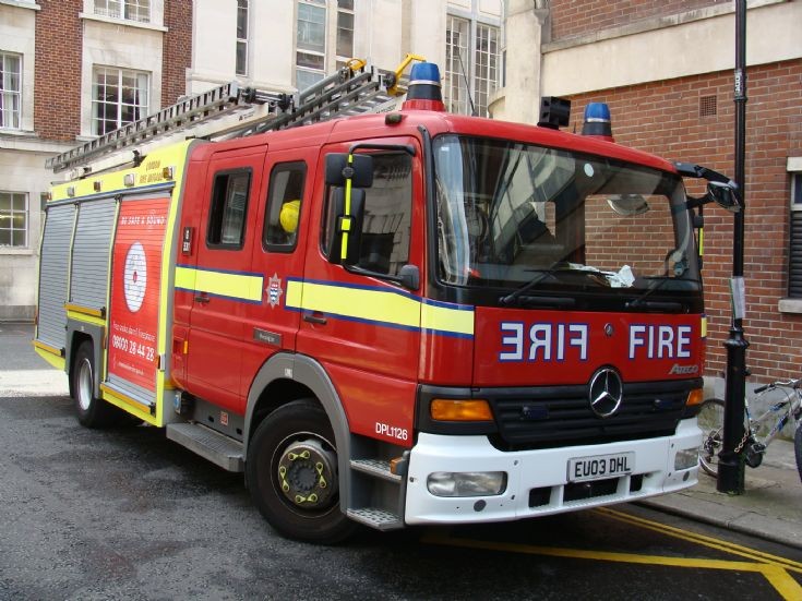 Fire Engines Photos - MB Pumper LFB EU03 DHL