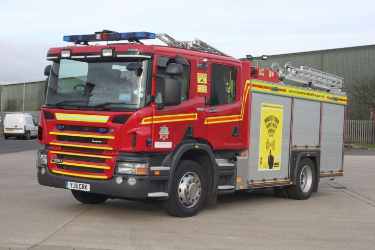 Fire Engines Photos - humberside new pump YJ11 CRK