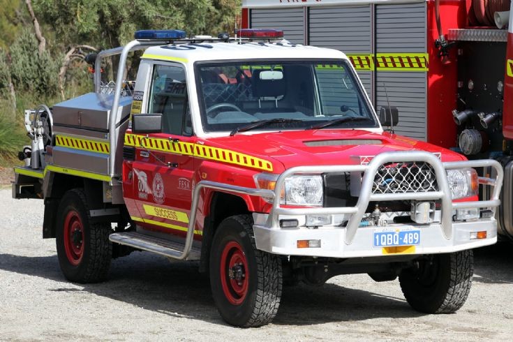 Fire Engines Photos - Western Australian Fire Services Light Tanker