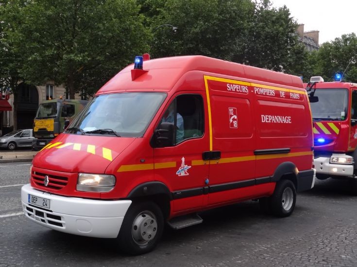 Fire Engines Photos - Renault Paris FB