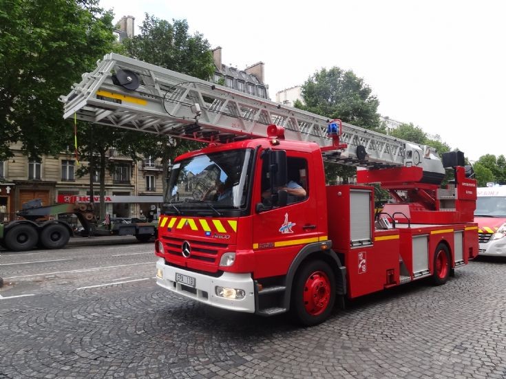 Fire Engines Photos - Mercedes Benz Paris FB TL 119