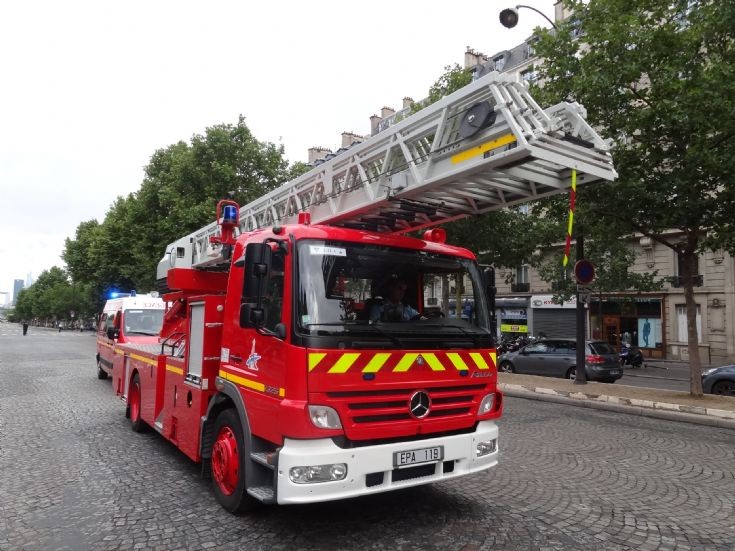 Fire Engines Photos - Mercedes-Benz Paris FireBrigade TL 119