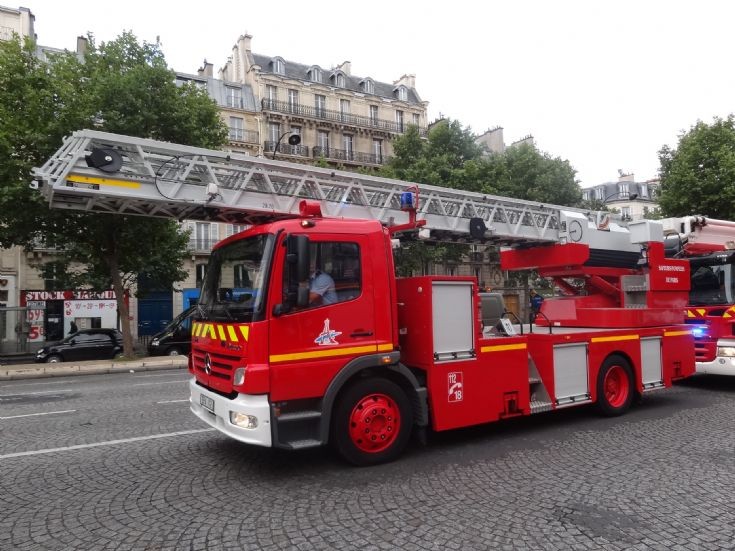 Fire Engines Photos - Mercedes Benz Paris FB TL 112