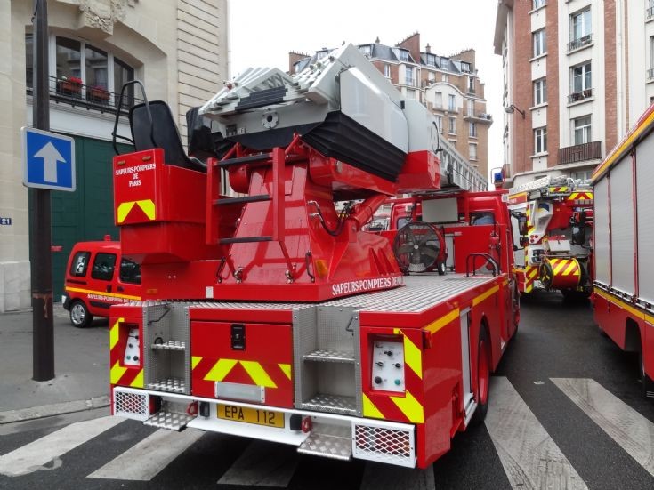 Fire Engines Photos - Mercedes-Benz Paris Fire Brigade TL 112