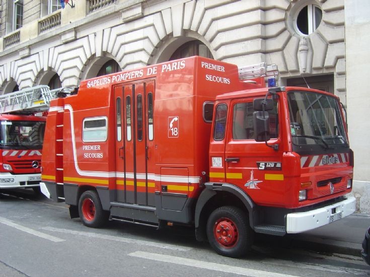 Fire Engines Photos - Renault Paris FB PS115