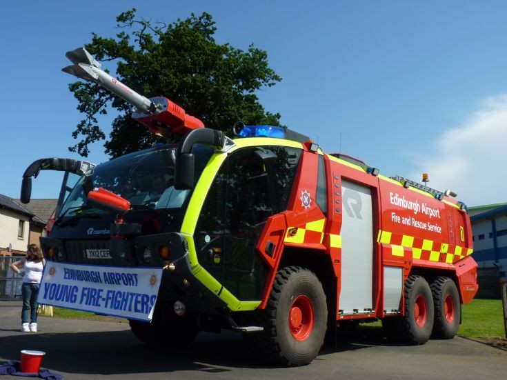 Fire Engines Photos - Edinburgh Airport CRT Rosenbauer Panther