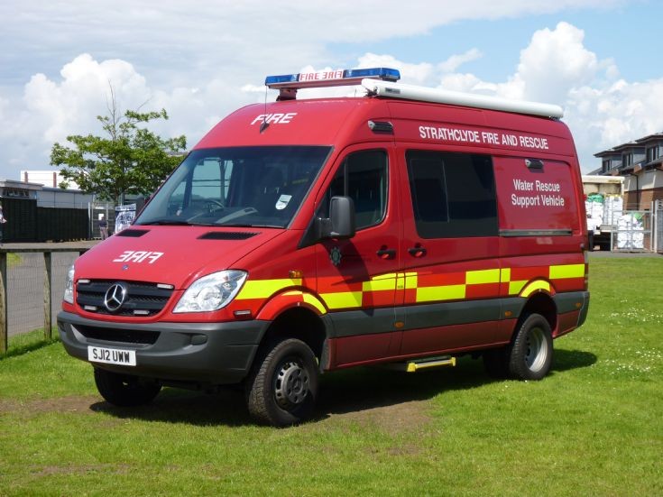 Fire Engines Photos - Mercedes 4x4 WRU Strathclyde SJ12UWW