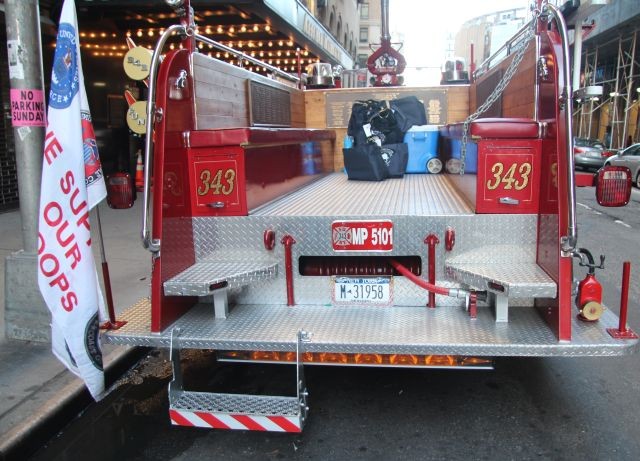 Fire Engines Photos - FDNY Eng 343 back