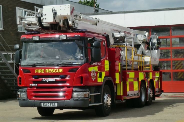 Fire Engines Photos - southend on sea bronto Scania EU10FSS