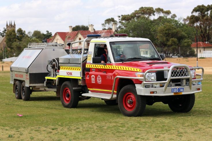 Fire Engines Photos - Western Australia Fire & Rescue Light Tanker