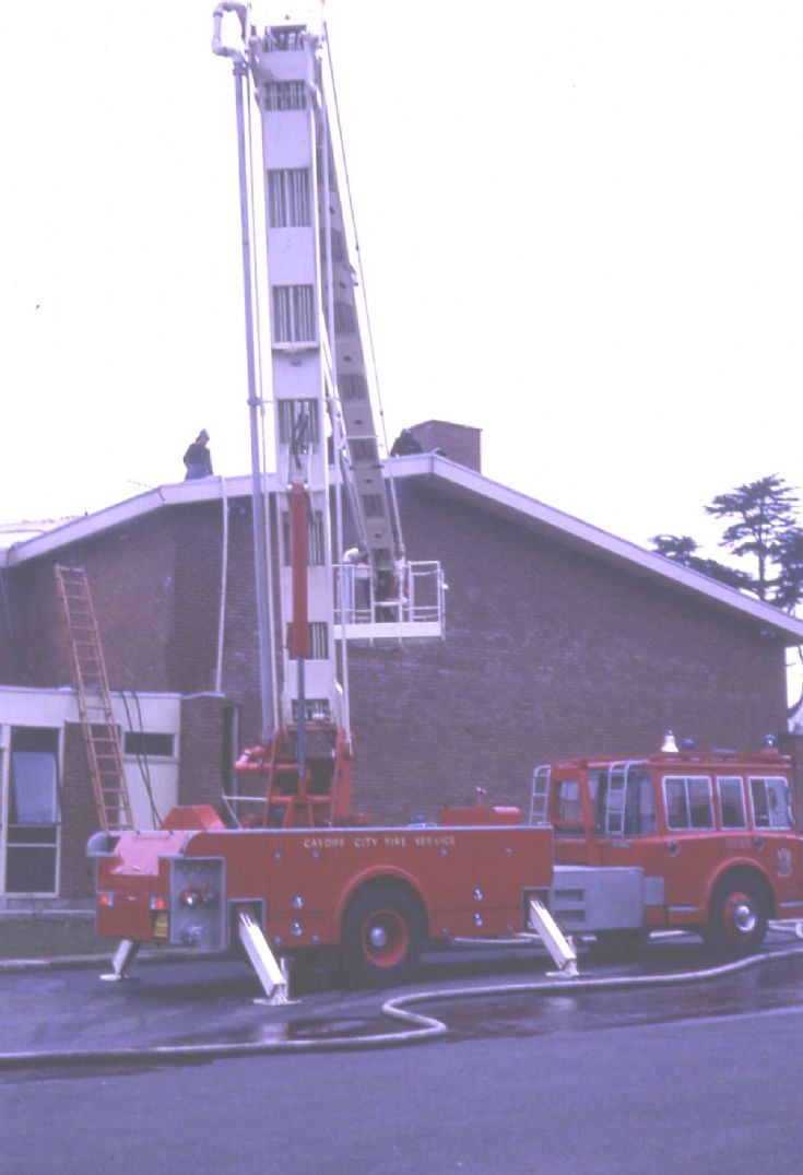 Fire Engines Photos - 65ft Hydraulic Platform Simon Cardif FS