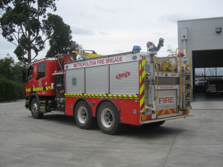 Fire Engines Photos - another shot of Melbourne MFB Pumper-Tanker 16.