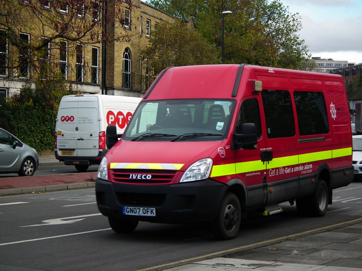 Fire Engines Photos - Kent Fire 393 GN07OFK