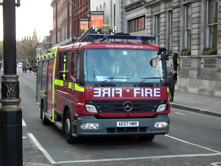 Fire Engines Photos - LFB appliance DPL1274