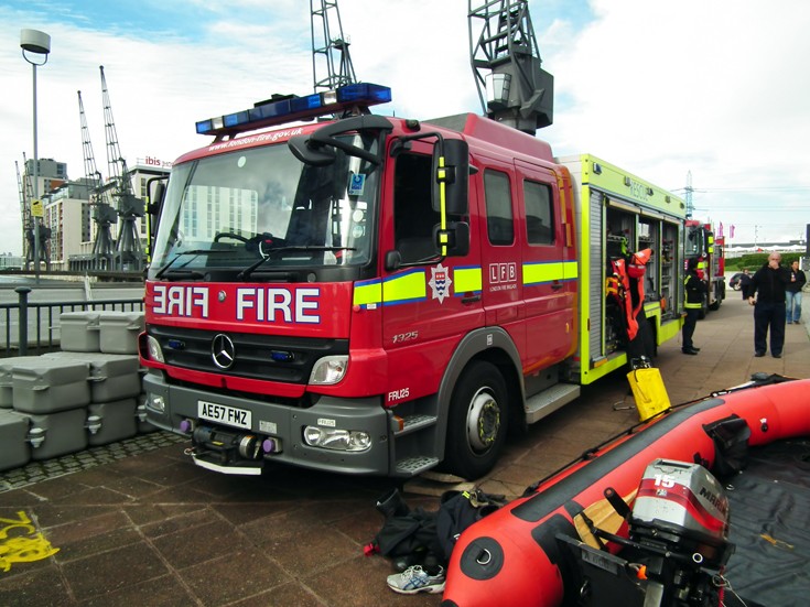 Fire Engines Photos - LFB engine FRU25