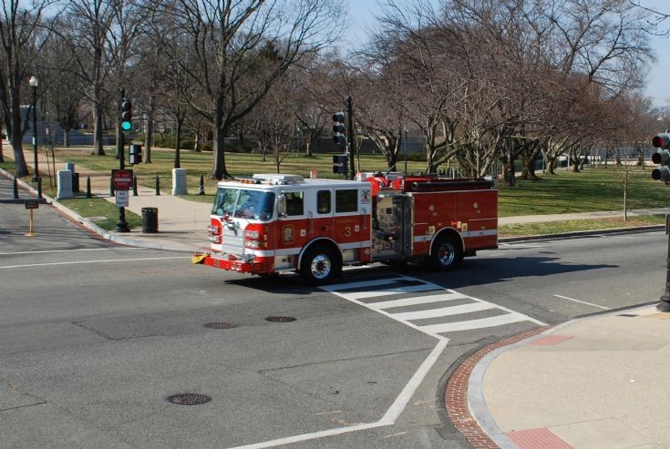 Fire Engines Photos - DCFD Engine Co 3 responding