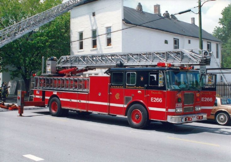 Fire Engines Photos - Chicago Fire Department Reserve Truck 266