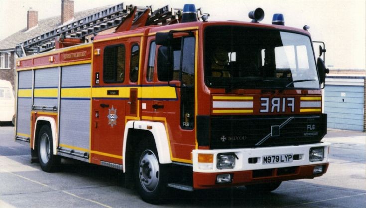 Fire Engines Photos - Volvo Hi-Viz M979LYP London Fire brigade