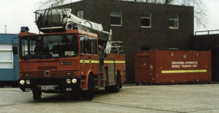 Fire Engines Photos - S&D HP Simon Snorkel GYW663W