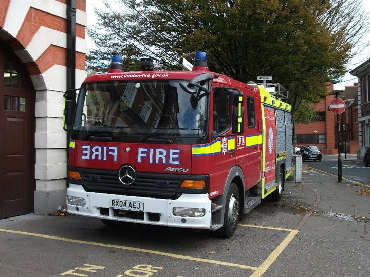 Fire Engines Photos - LFB Mercedes at E39 RX04AEJ