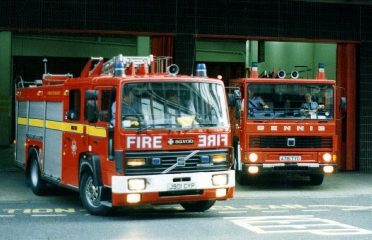 Fire Engines Photos - LFB A24 turn out