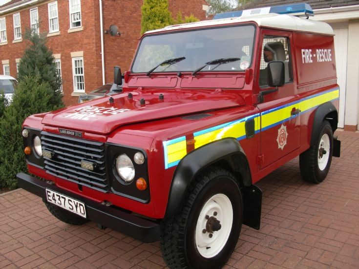 Fire Engines Photos - Landrover Defender E437SYD