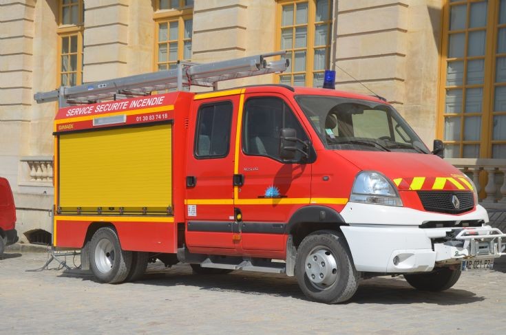 Fire Engines Photos - FB Chateau de Versailles Renault