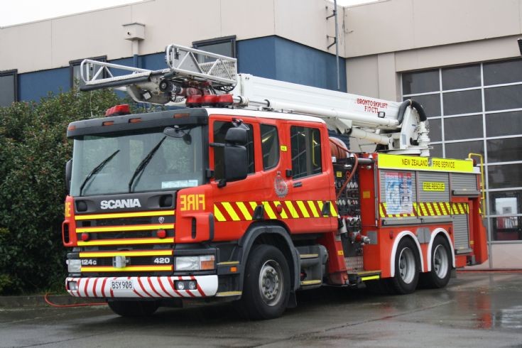 Fire Engines Photos - New Zealand Scania Bronto BSY908