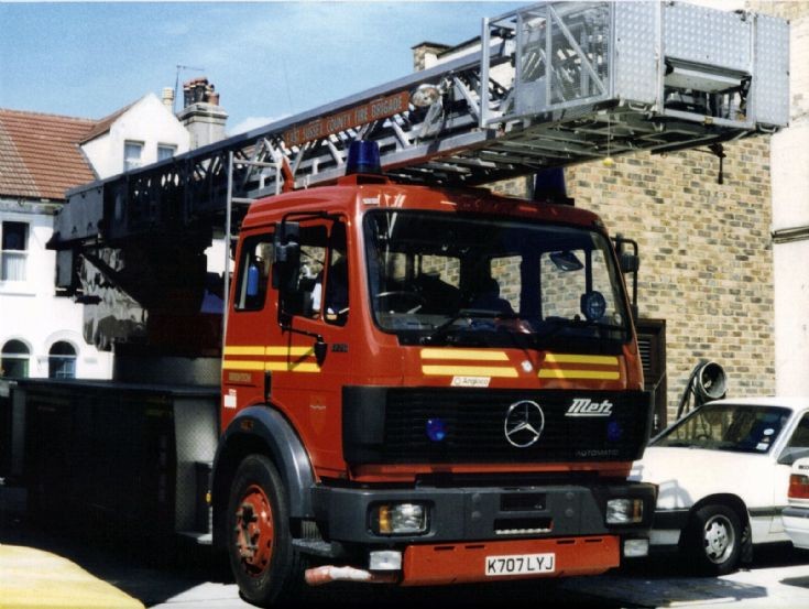 Fire Engines Photos - ESCFB Mercedes TL K707LYJ