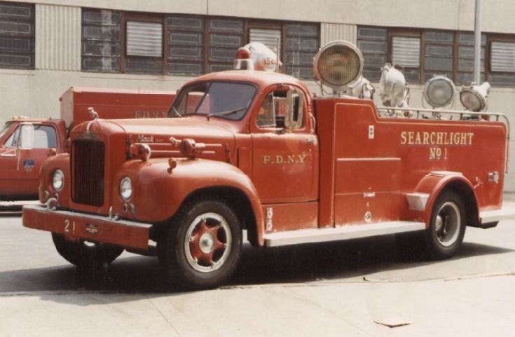 Fire Engines Photos - FDNY Searchlight 21 Mack