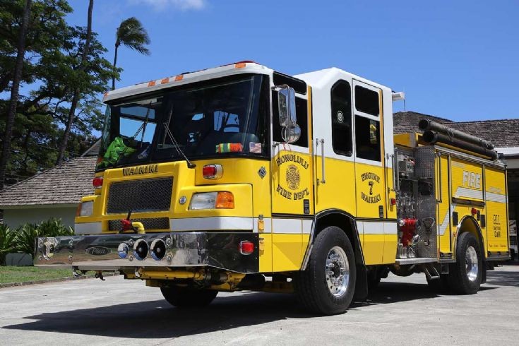 Fire Engines Photos - Honolulu FD Engine 7