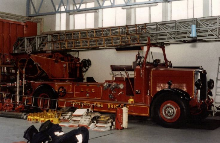 Fire Engines Photos - LFB Metz TL
