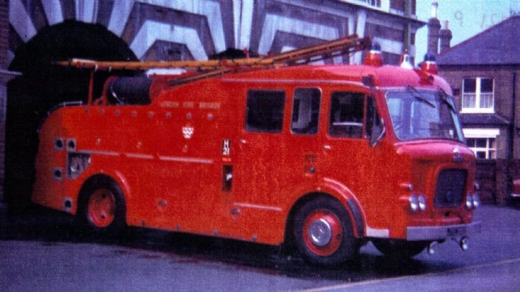 Fire Engines Photos - LFB H21 F106 Pump