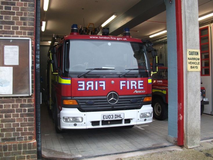 Fire Engines Photos - LFB E42 Biggin Hill PL