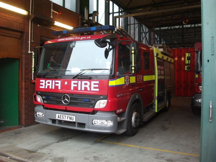 Fire Engines Photos - LFB E43 Beckenham PL