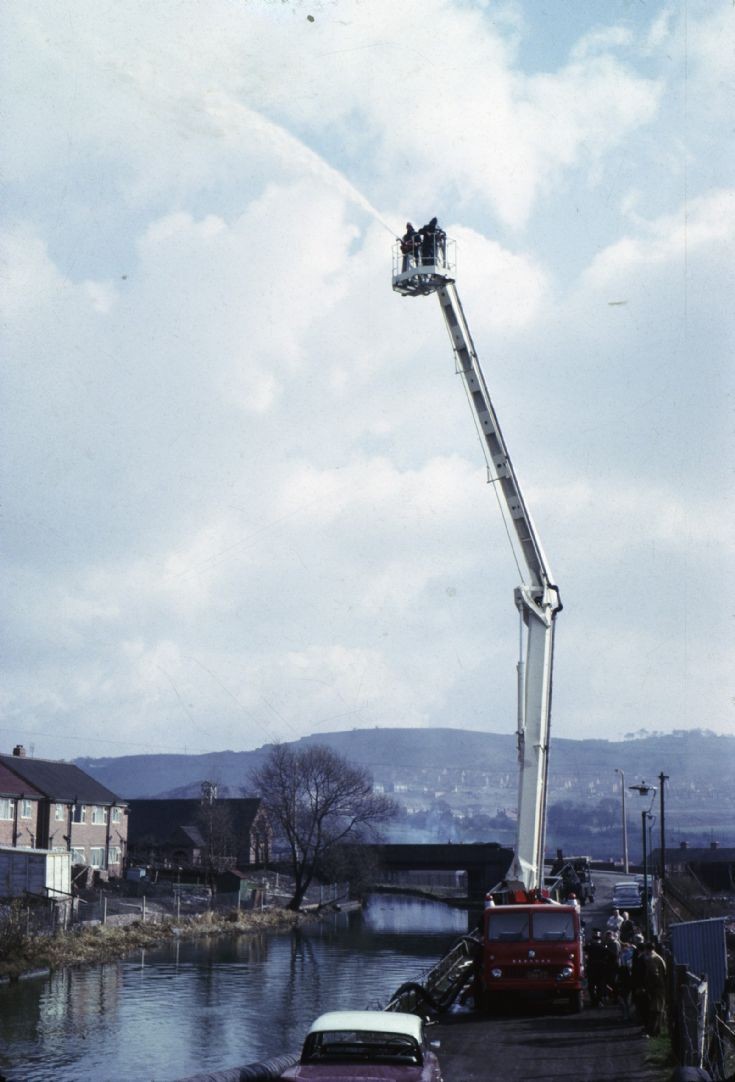 Fire Engines Photos - Simon Snorkel Dudley 049 FD