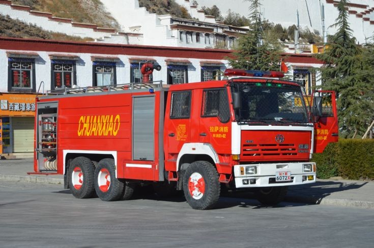 Fire Engines Photos - China Tibet Lhasa Hong Yan 6 wheel fire appliance