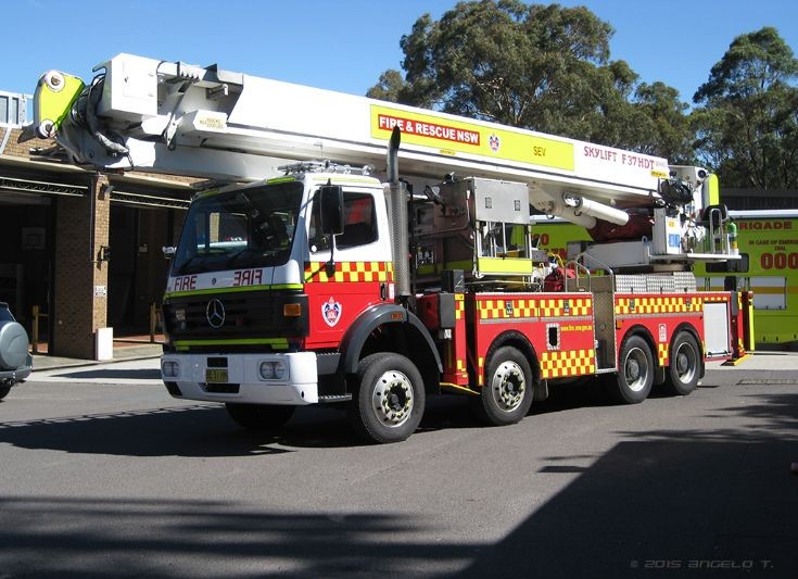 Fire Engines Photos - FRNSW SEV Ladder Platform, Canberra Australia