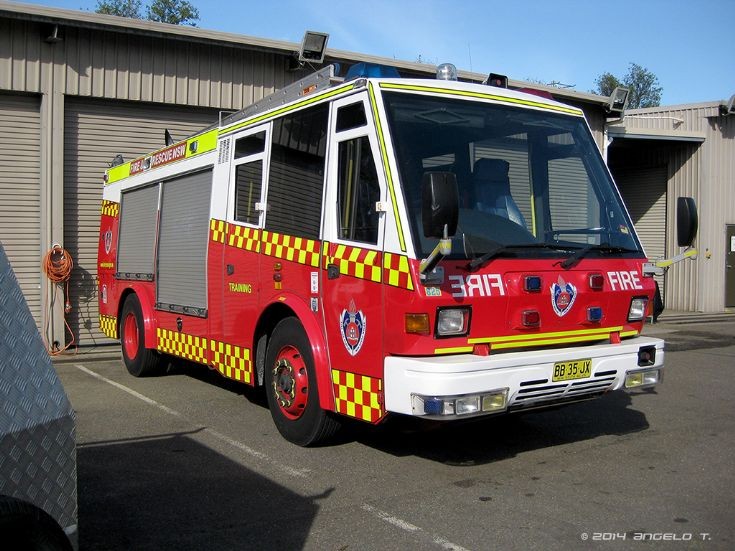 Fire Engines Photos - FRNSW Varley Commander, Sydney Australia